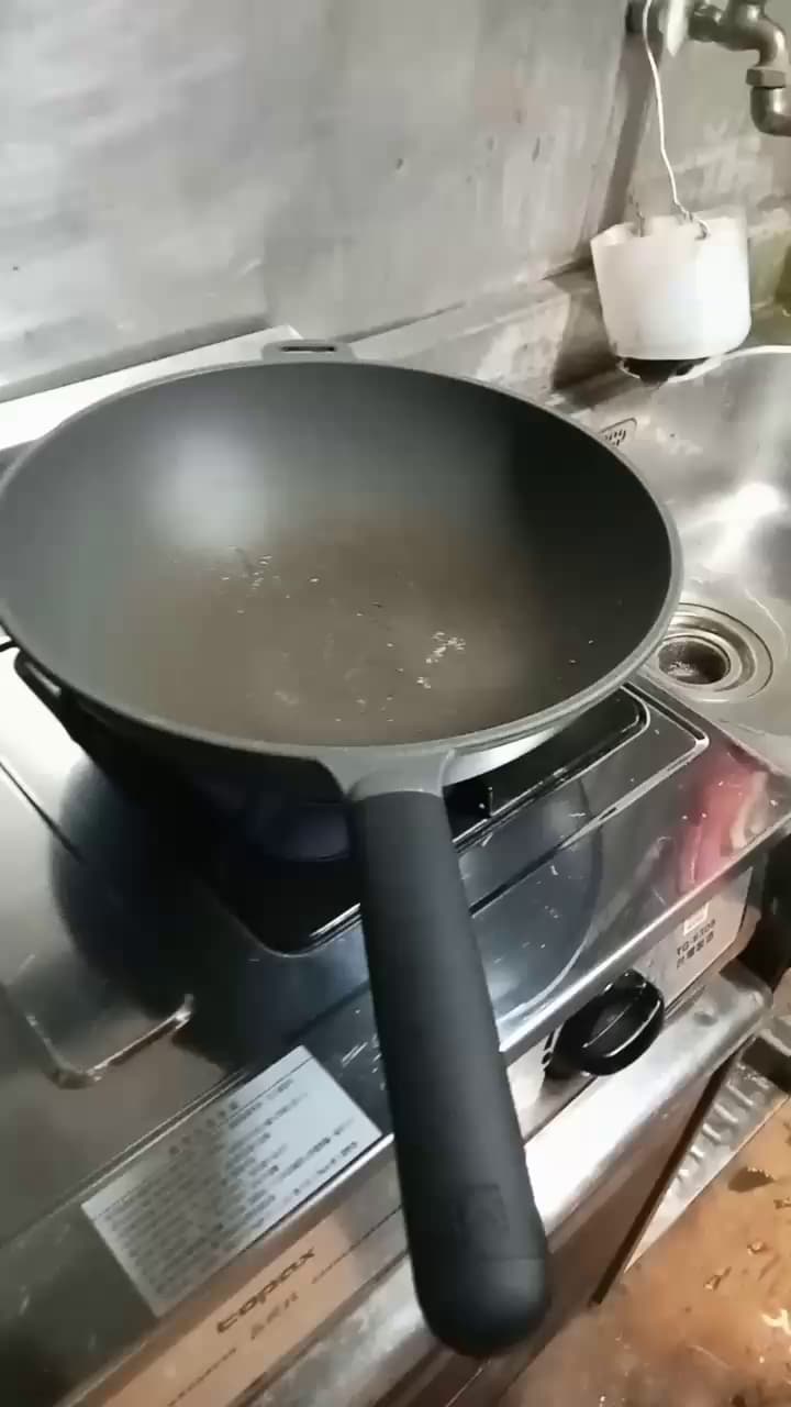 #廚具 #廚具推薦 (內含實測影片及真實使用心得)不含鐵弗龍的無塗層不沾鍋 WOKY 沃廚 恰恰鍋 - 烹飪板 | Dcard