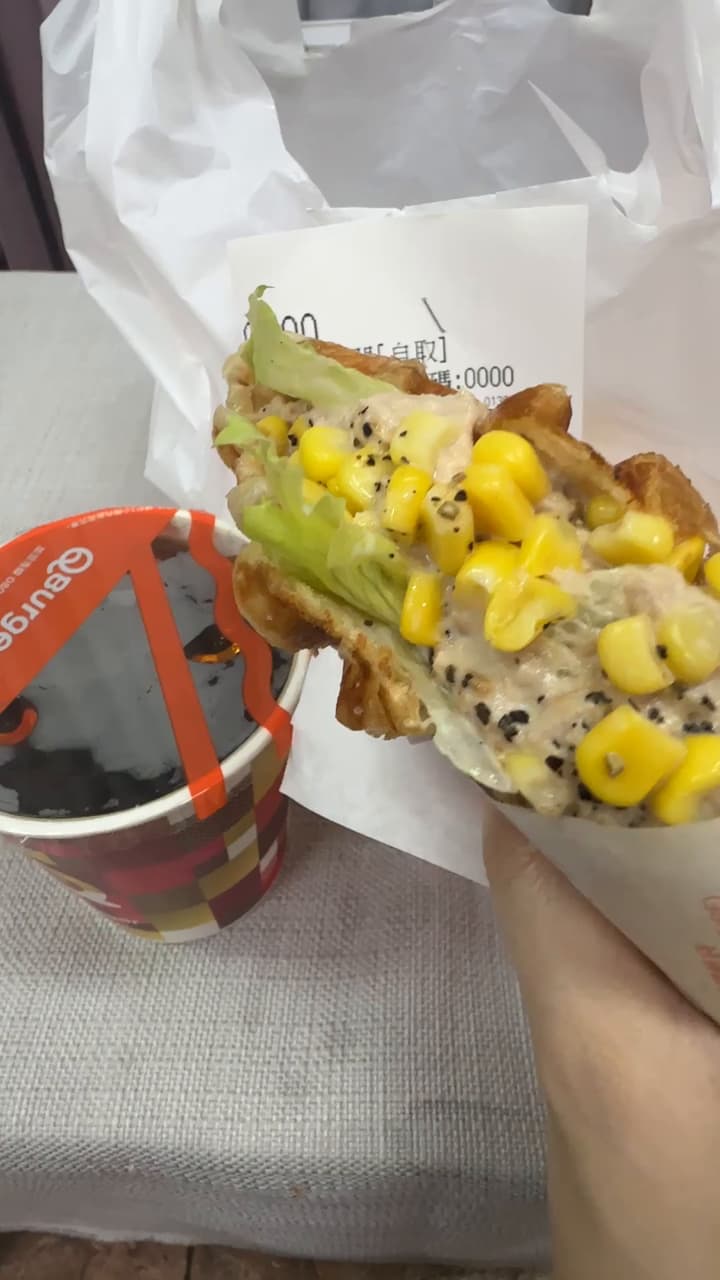 Q Burger 的鮪魚玉米可朗芙 - 美食板 | Dcard