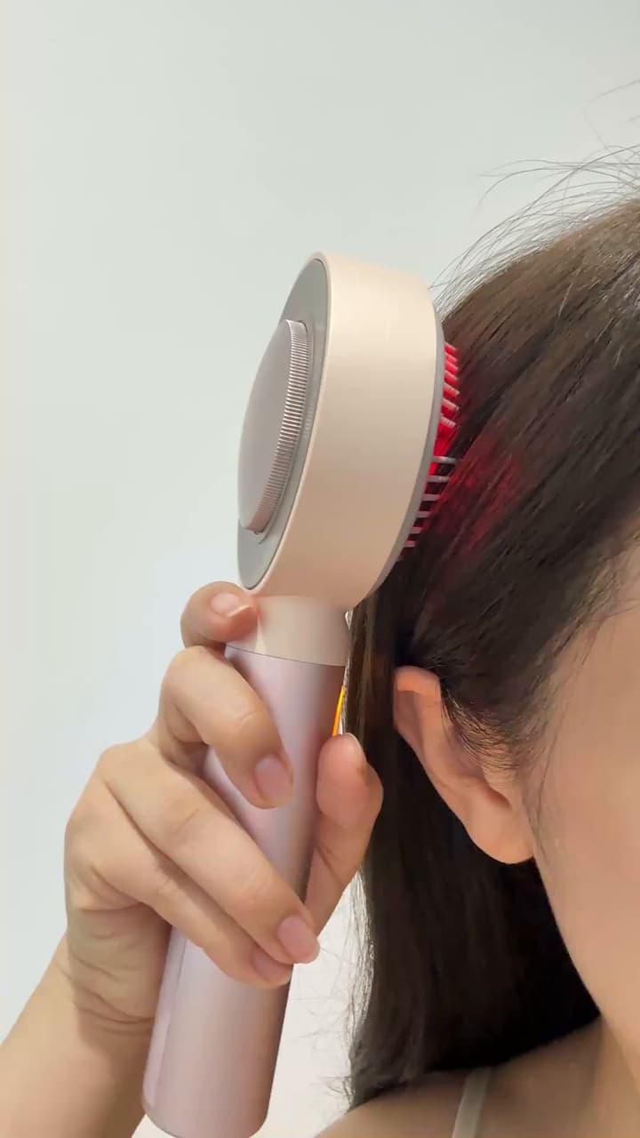 頭皮按摩神器真的有用嗎？開箱實測TYMO新品TRITHERA 紅光按摩梳 - 愛木須龍 (@a158888) | Dcard