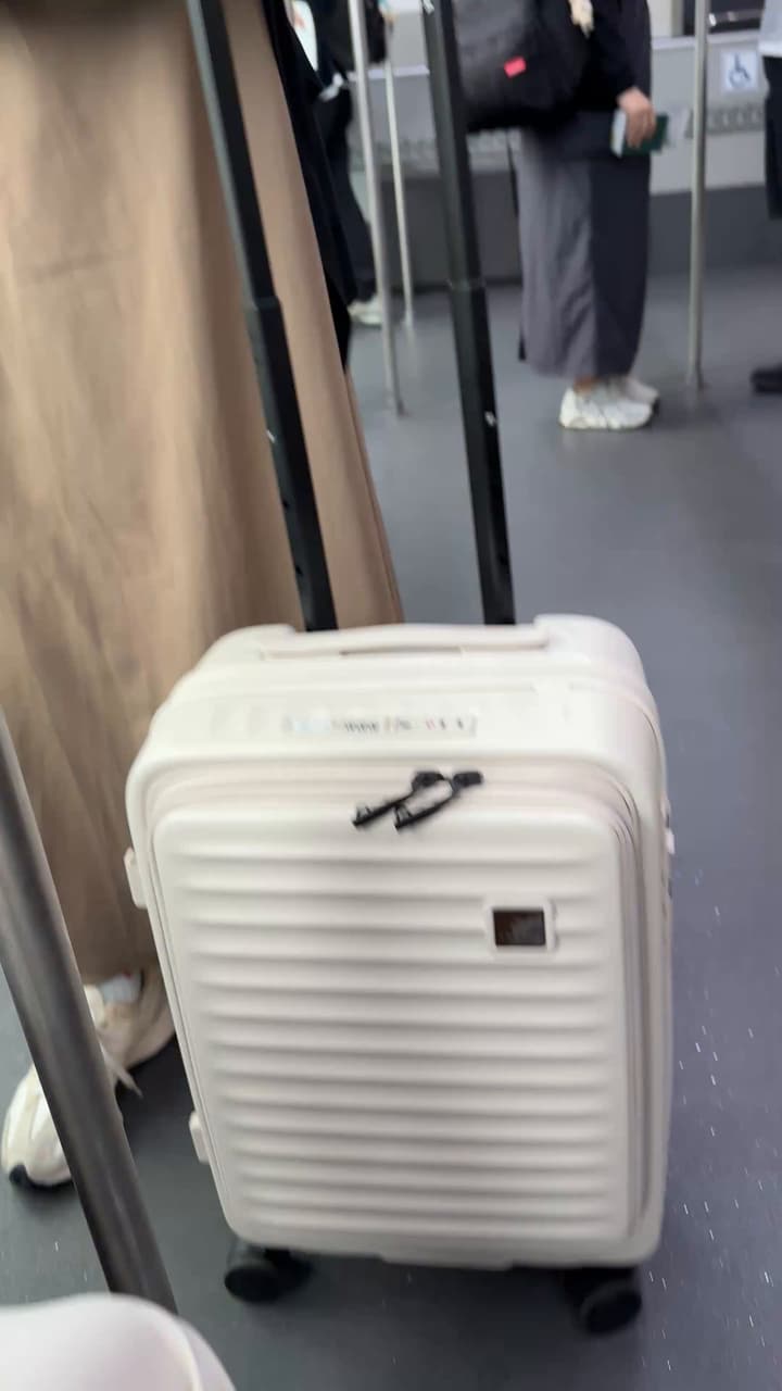 開團｜LAMADA二代靜音煞車輪行李箱 - 雀莉。🐦食努力 (@cherry_juju1102) | Dcard