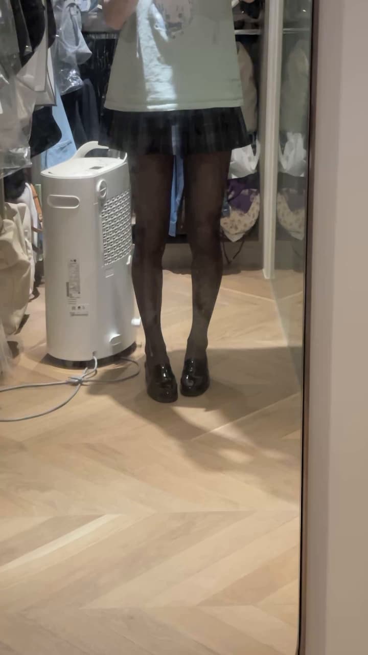 JK裙搭配黑絲襪嘿嘿 - Amiya兎兎 (@amiyarabbit) | Dcard