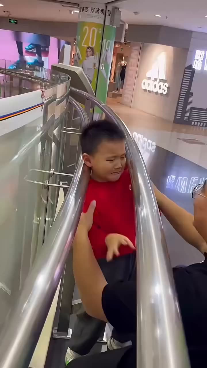 這到底怎麼卡進去的。。。 - 路上觀察學家🔍 (@coraz) | Dcard