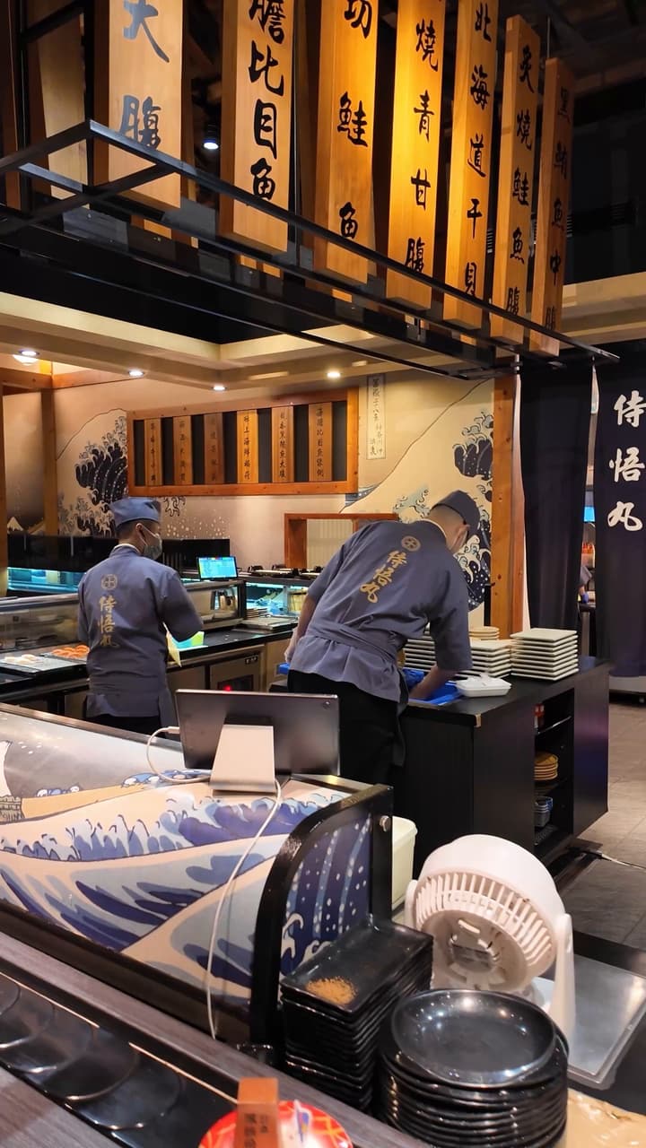 台灣嘉義壽司｜侍悟丸 嘉義店｜吃飯囉 ️目前吃過最有氛圍的迴轉壽司 一秒來到日本｜嘉義壽司推薦｜梅森Maysun - 梅森 Maysun (@maysun_boy) | Dcard