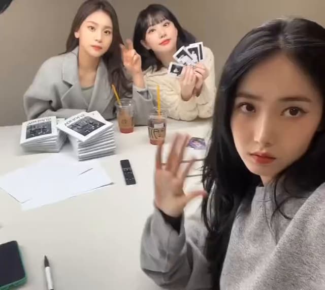 #集中討論 VIVIZ 迷你三輯 𝗩𝗮𝗿𝗶𝗼𝗨𝗦 回歸 - B229 留言 | Dcard